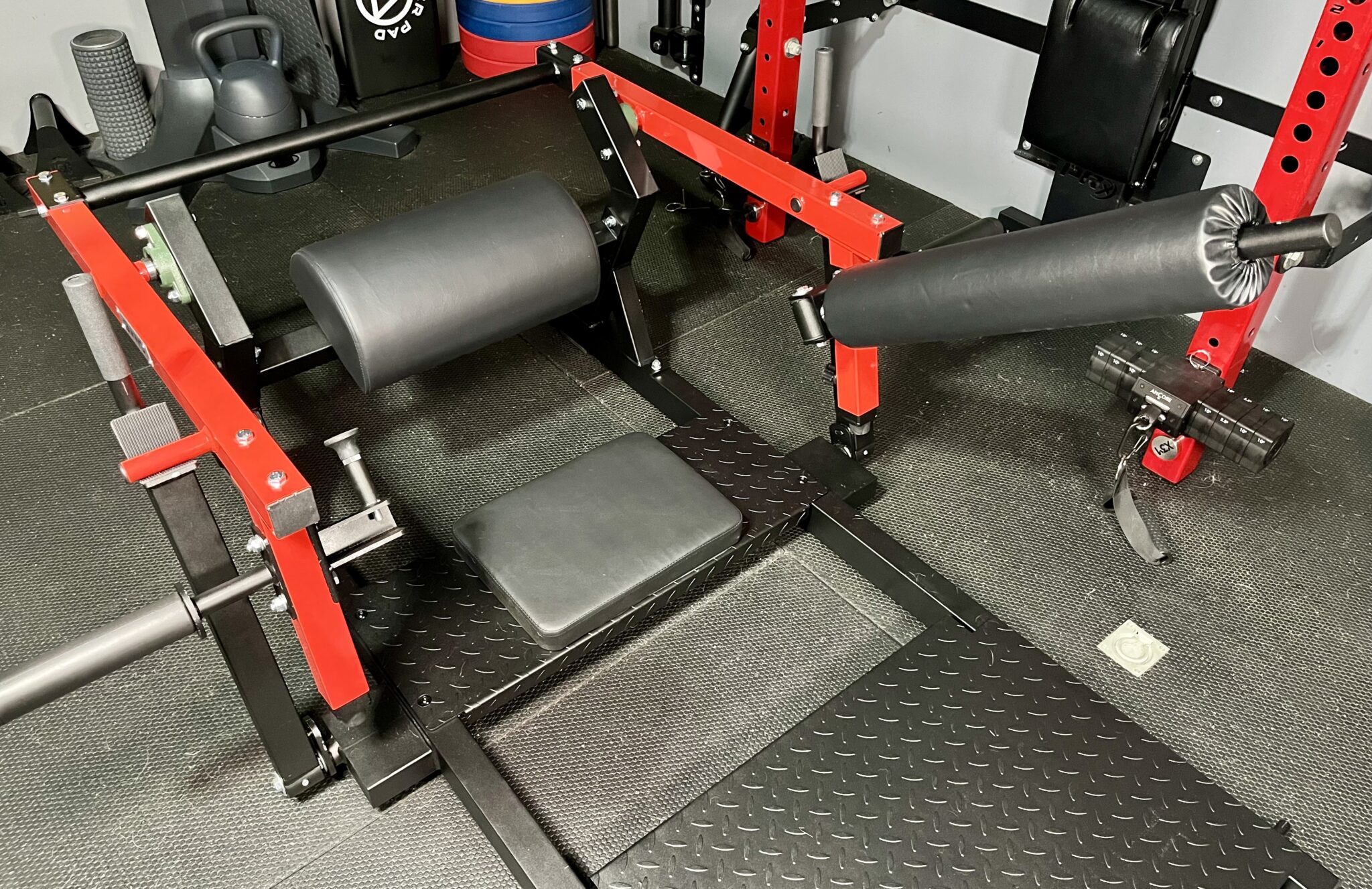 GMWD Hip Thrust Machine Review Plate Loaded Hip Thrust Bench